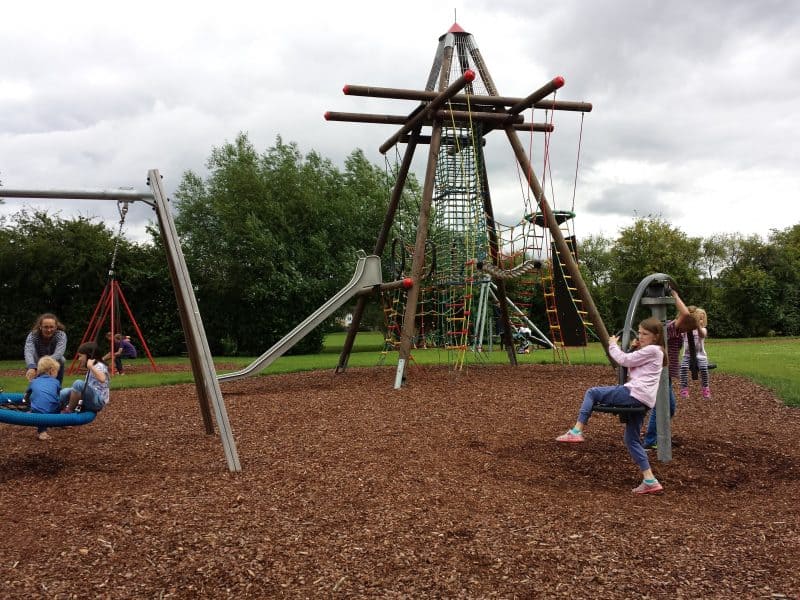 Playgrounds, play areas and play parks near Witney - freeparks.co.uk