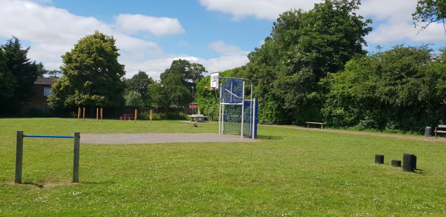 Woodcote Folly Field Play Area, Woodcote, Berkshire - freeparks.co.uk