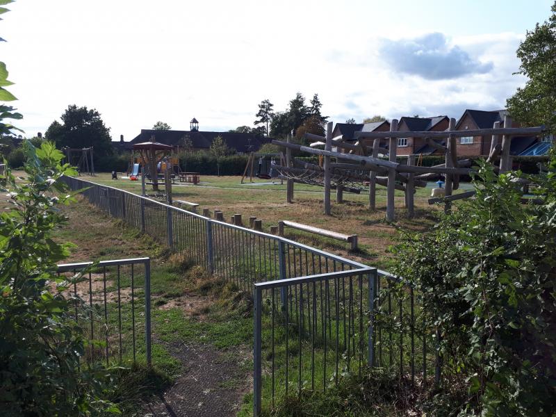 Playgrounds, play areas and play parks near Reading - freeparks.co.uk