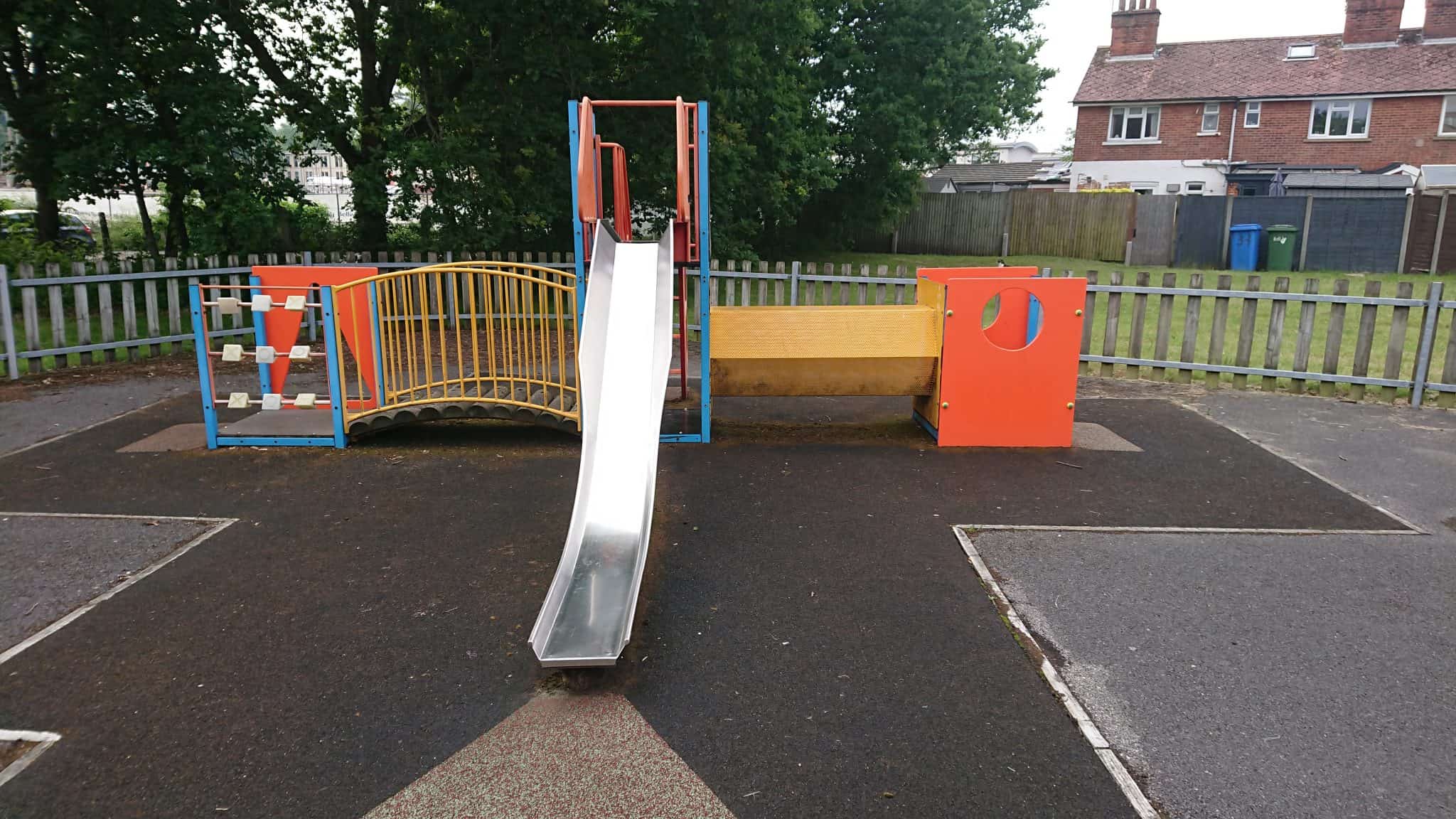 Playgrounds, play parks and play areas with a Roundabout - freeparks.co.uk